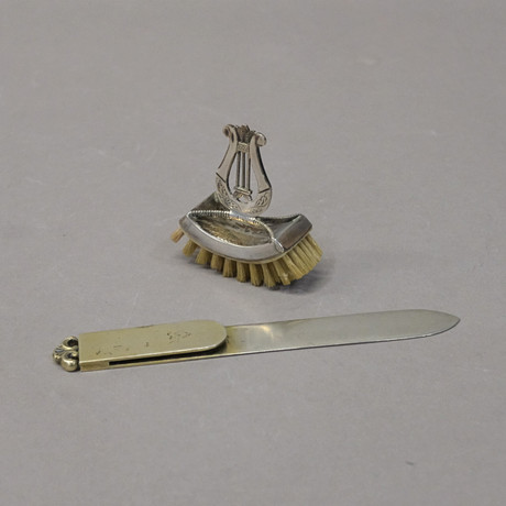 TWO SILVER OBJECTS. Silver & Metals - Silver - Auctionet