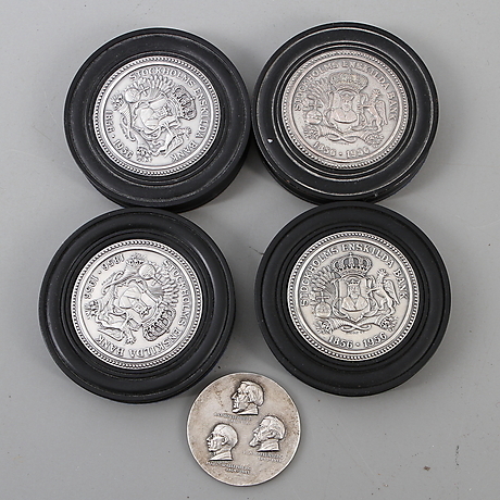 LETTER PRESSES / COASTERS 4 pcs, wood with silver plaque and PLAKET ...