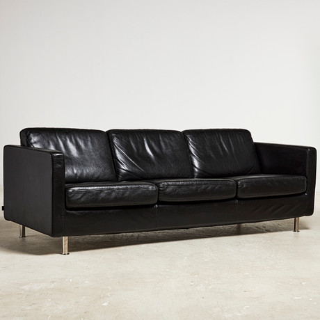 Soffa, "Johan", DUX, 3-sits, klädsel av svart läder, ben av förkromad ...