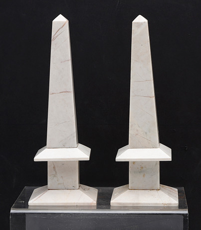 Par marmor obelisker. Konst - Skulptur - Auctionet
