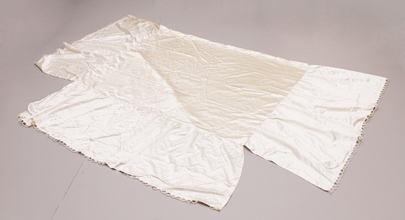 PÄRLFÄRGAD SILKE CREPE QUILT. Vintagekläder & Accessoarer - Auctionet