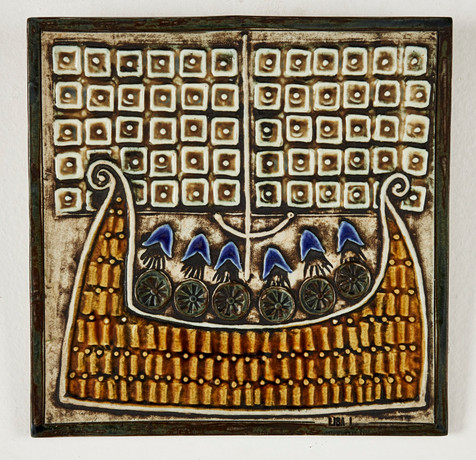 LISA LARSON. Plakett, glaserat stengods. Konst - Övrigt - Auctionet