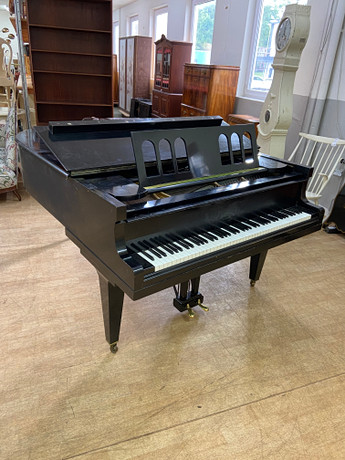 FLYGEL, JG Malmsjö, Göteborg. Samlarföremål - Musikinstrument - Auctionet