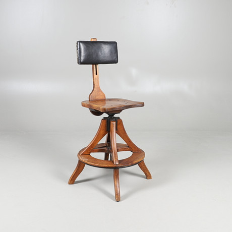AN EARLY 20TH CENTURY ARTIST'S SWIVEL CHAIR. Furniture - Armchairs ...