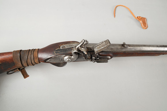 FLINTLOCK RIFLE, 1700-tallet. Våben & Militaria - Skydevåben - Auctionet