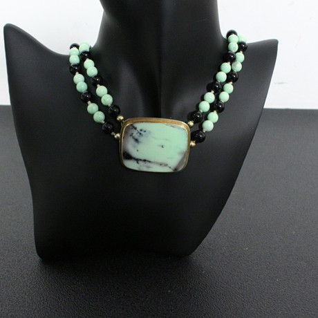 Ursula Dörner, dubbelradigt halsband med krysopras/onyx hänge/brosch ...