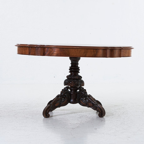 SALON TABLE, Neo-Rococo, late 19th century, walnut veneered top on four ...