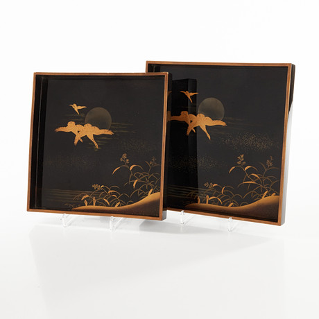 BRICKOR, 2 stycken, Japan, Meiji (1868-1912), svartlackerade med dekor ...