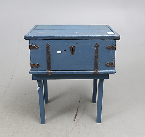 BOX on LEGS, 19th century. Furniture - Other - Auctionet