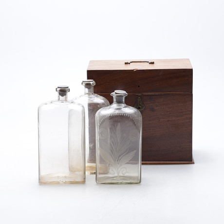 FLASKSCHATULL samt FLASKOR, (1+3) st, 1800-/1900-tal. Övrigt - Övrigt ...