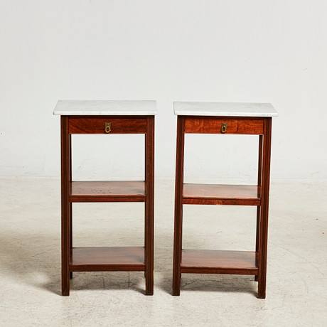 SÄNGBORD, 1 par, 1900-talets första hälft, fanér i mahogny, skivor i ...