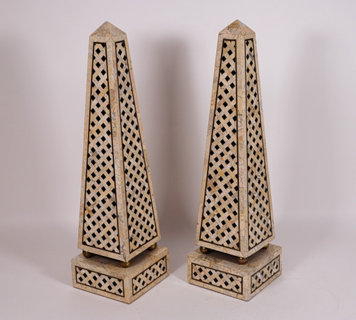 PAR STORA OBELISKER. MARMOR PLATTOR. Konst - Skulptur - Auctionet