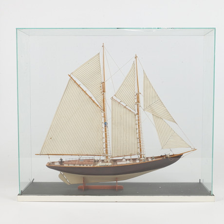 MODEL BOAT IN GLASS DISPLAY. Collectables - Technica & Nautica - Auctionet