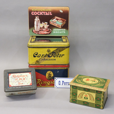 5 TIN CANS AND ENAMEL SIGN. Silver & Metals - Other metals - Auctionet