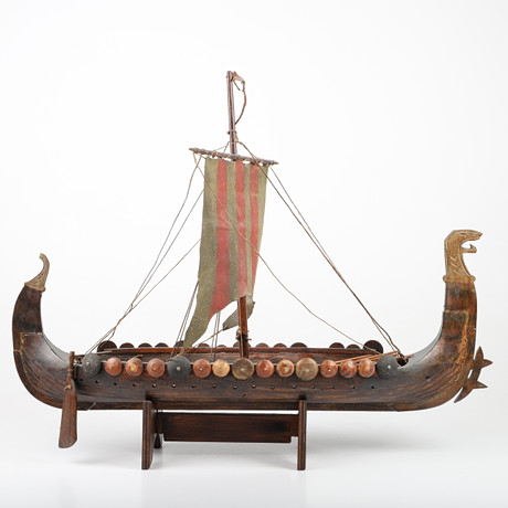 MODELLBÅT, vikingaskepp, trä/textil, 1900-tal. Samlarföremål - Teknika ...