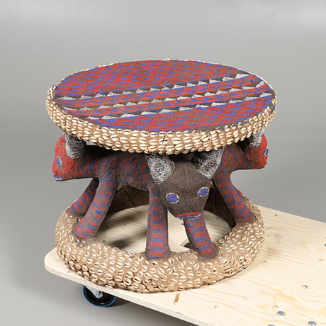 A CIRCULAR DECORATIVE TRIBAL STYLE TABLE. Furniture - Tables - Auctionet