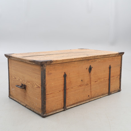 COFFIN with iron fittings 18th/19th century. Furniture - Other - Auctionet