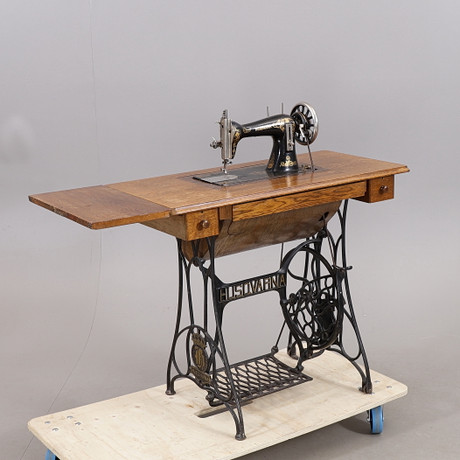 SEWING MACHINE, with cast iron chassis, Husqvarna, early 20th century ...