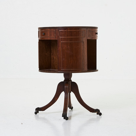 CAROUSEL TABLE, mahogany veneer, England, second half of the 20th ...