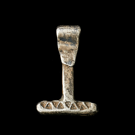 TORSHAMMARE i silver, vikingatid ca 800-1000, på den horisontella delen ...