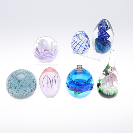 A QUANTITY OF PAPERWEIGHTS. Glass - Art glass - Auctionet