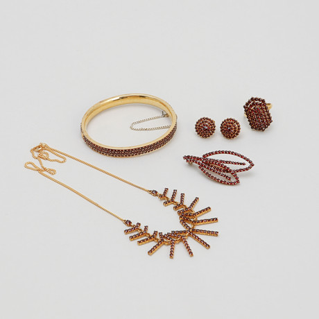 ARMRING, BROSCH, ÖRHÄNGEN, ett par samt RING, Granater samt delvis ...