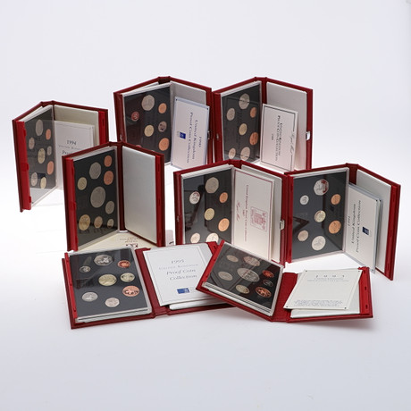 A COLLECTION OF ROYAL MINT PROOF UNCIRCULATED PRESENTATION YEAR SETS ...