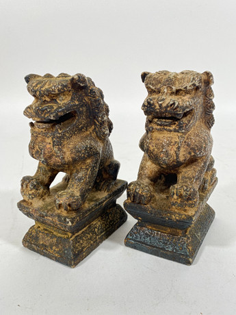 PAIR OF FOO DOGS IN PATINATED RESIN. Asiatica - Auctionet
