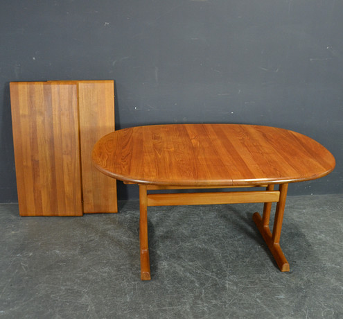 STORT MATBORD MED TALLRIKAR. Möbler - Bord - Auctionet