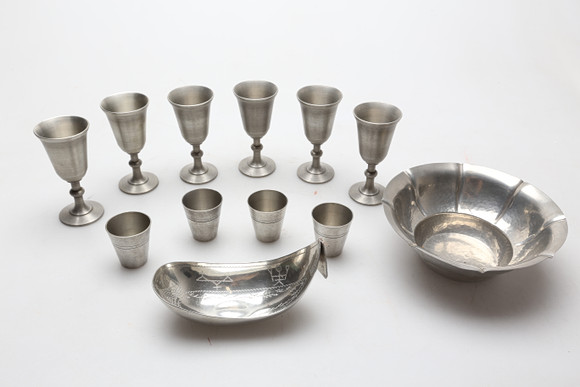 TIN OBJECTS, 12 parts, including Rune Tennesmed, 1900s. Silver & Metals ...