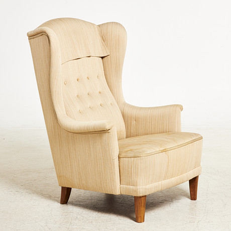 CARL MALMSTEN. fåtölj, modell Åldermannen, klädd i ljus tygklädsel, etikettmärkt. Möbler ...