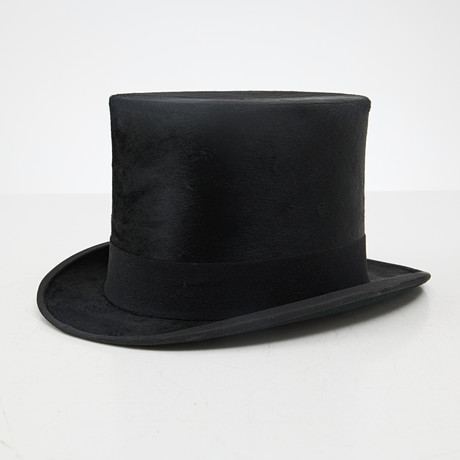 HATT med HATTASK, i läder, hatten märkt Arthur W. Gibson, Newcastle ...