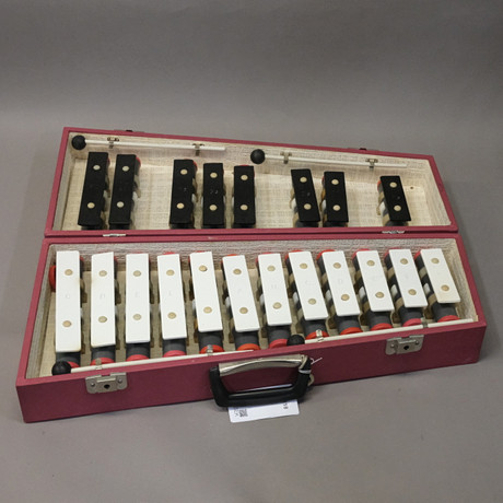XYLOPHONE IN CARRYING CASE. Miscellaneous - Musical instruments - Auctionet