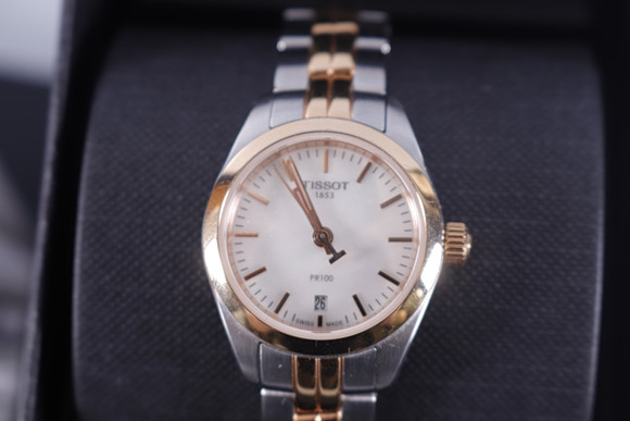 NAISTEN KELLO, Tissot PR100. Kellot - Rannekellot - Auctionet