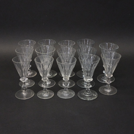 14 STYCKEN ÄLDRE SNAPSGLAS. Glas - Bruksglas - Auctionet