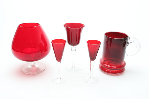GLASS OBJECTS, 5 pcs, red glass, modern. Glass - Utility glass - Auctionet