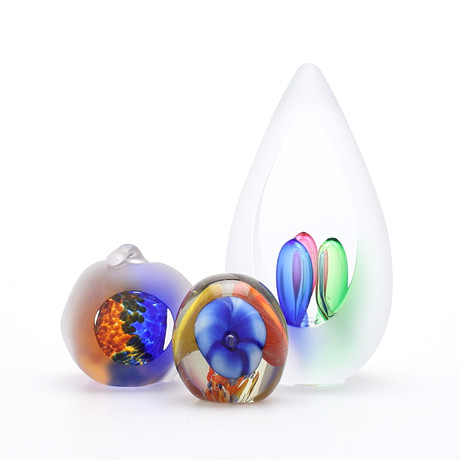 GLASS OBJECTS, 3 parts, Strömbergshyttan etc., partly signed. Glass ...