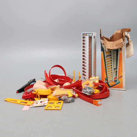 A VINTAGE CORGI ROCKETS SKYPARK TOWER GARAGE SET NO. 2060, IN ORIGINAL ...