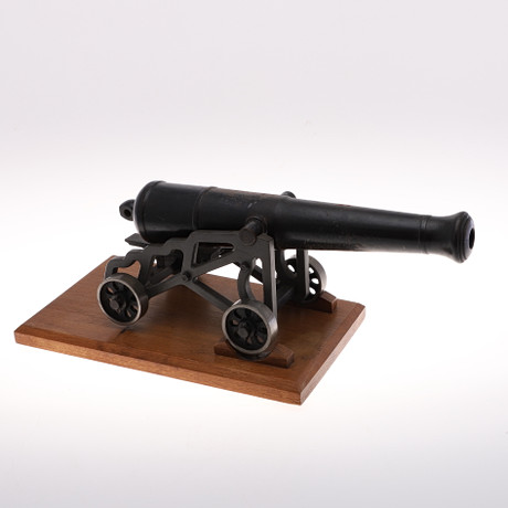A MODEL OF A NINETEENTH CENTURY 32 POUNDER CANNON. Weapons & Militaria ...