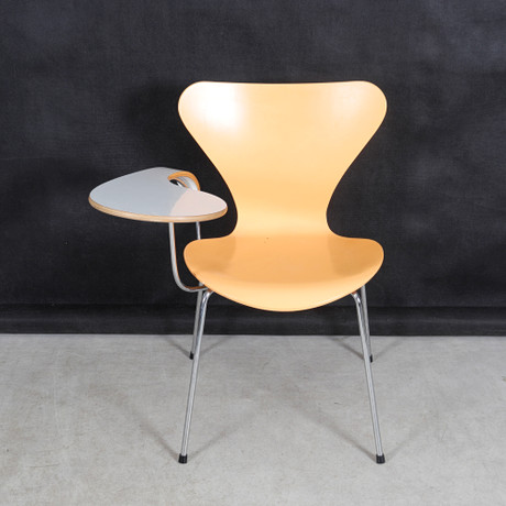 ARNE JACOBSEN. STOL, 3107. "7-an" med skrivplatta, Fritz Hansen ...
