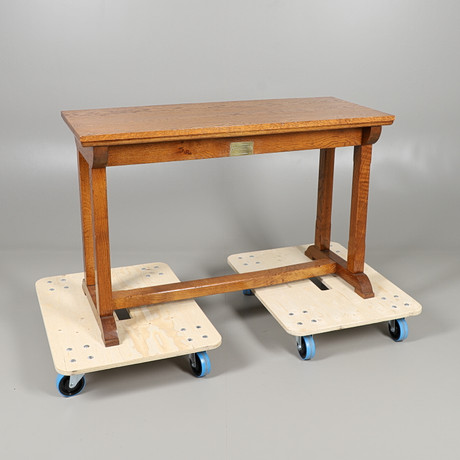 AN OAK MEMORIAL TABLE. Furniture - Tables - Auctionet