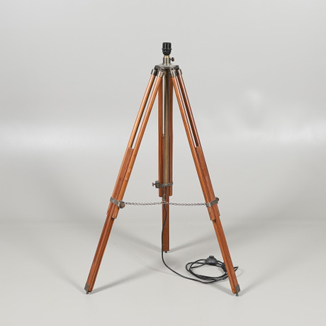 EN TRÄ STATIV STANDARD LAMPA. Belysning & Lampor - Golvlampor - Auctionet