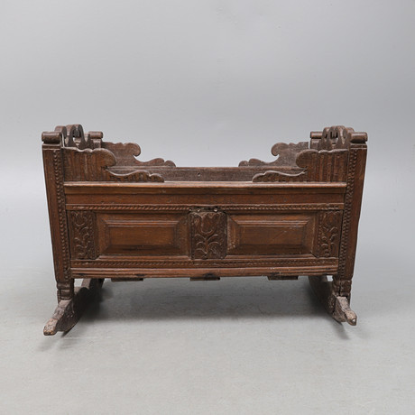 A NORTH EUROPEAN OAK CRADLE, 18TH CENTURY. Furniture - Other - Auctionet