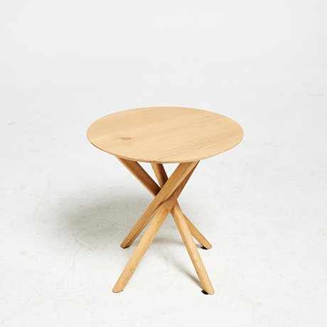SIDE TABLE, "Mikado", solid oak, for Ethnicraft. Furniture - Tables - Auctionet