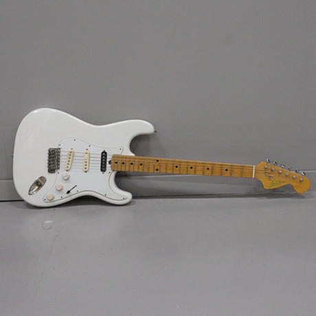 GUITARRA ELÉCTRICA BLANCA SANTANA EN ESTUCHE RÍGIDO. Objetos de ...