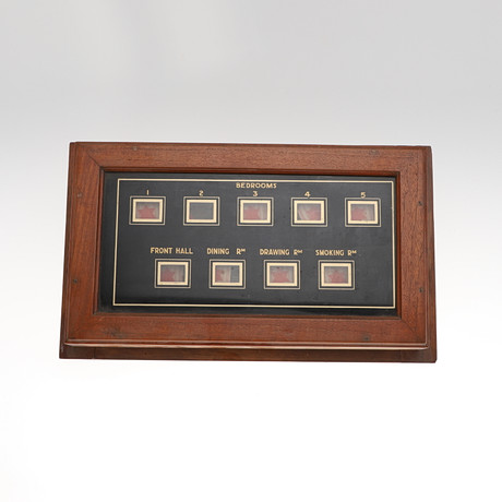 A VINTAGE BUTLERS BELL BOX. Furniture - Other - Auctionet