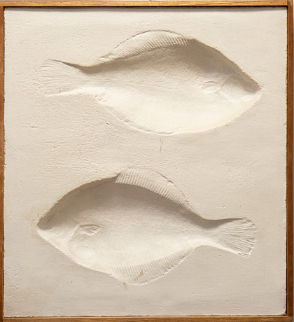 ROY ADZAK. 2 fish plaster (100-30). Art - Sculptures & Bronzes - Auctionet