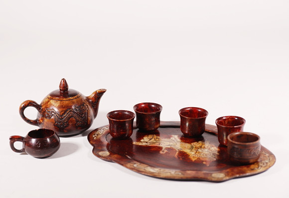 ORIENTAL SAKE SET. EIGHT PIECES. LACQUERED HARD STONE. Asiatica - Auctionet