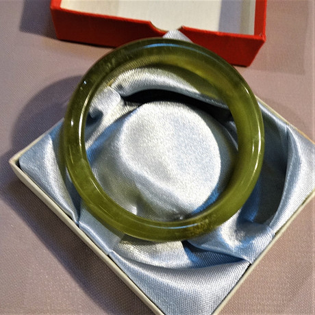 BANGLE made of jade. Jewellery & Gemstones - Bracelets - Auctionet