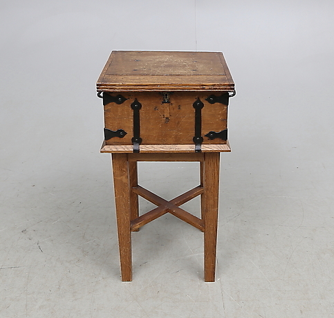 BOX on LEGS, 19th century. Furniture - Other - Auctionet